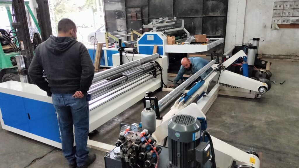 Maquina SLITTER y REWINDER automatica, Modelo FQH-1700. – Printermachinery